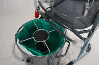 Vacuum cleaner for separating swarf and recycling lubricating oils ...